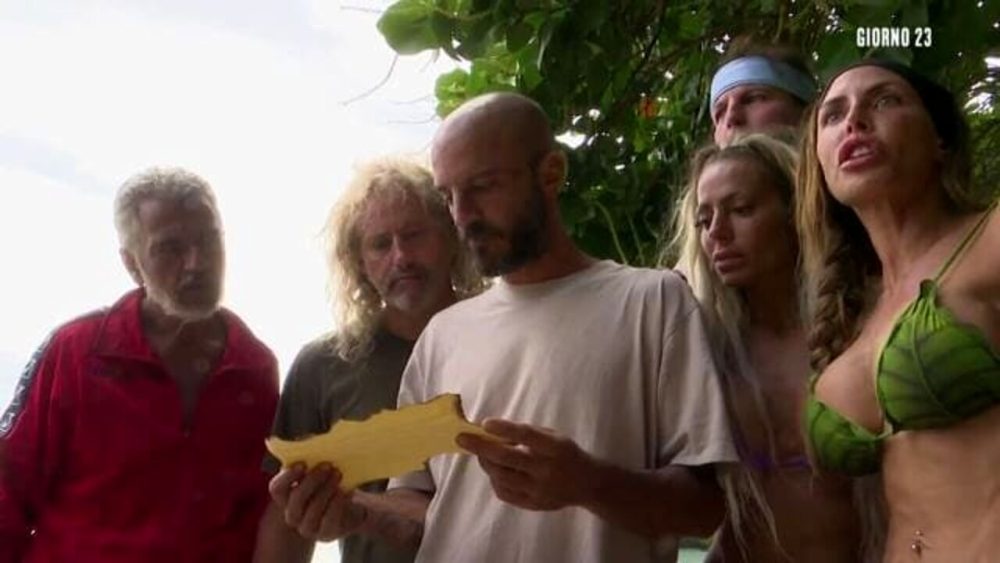 Isola dei Famosi, una naufraga l'ha fatta grossa, scatta la squalifica? Isola dei Famosi, una naufraga l'ha fatta grossa, scatta la squalifica?